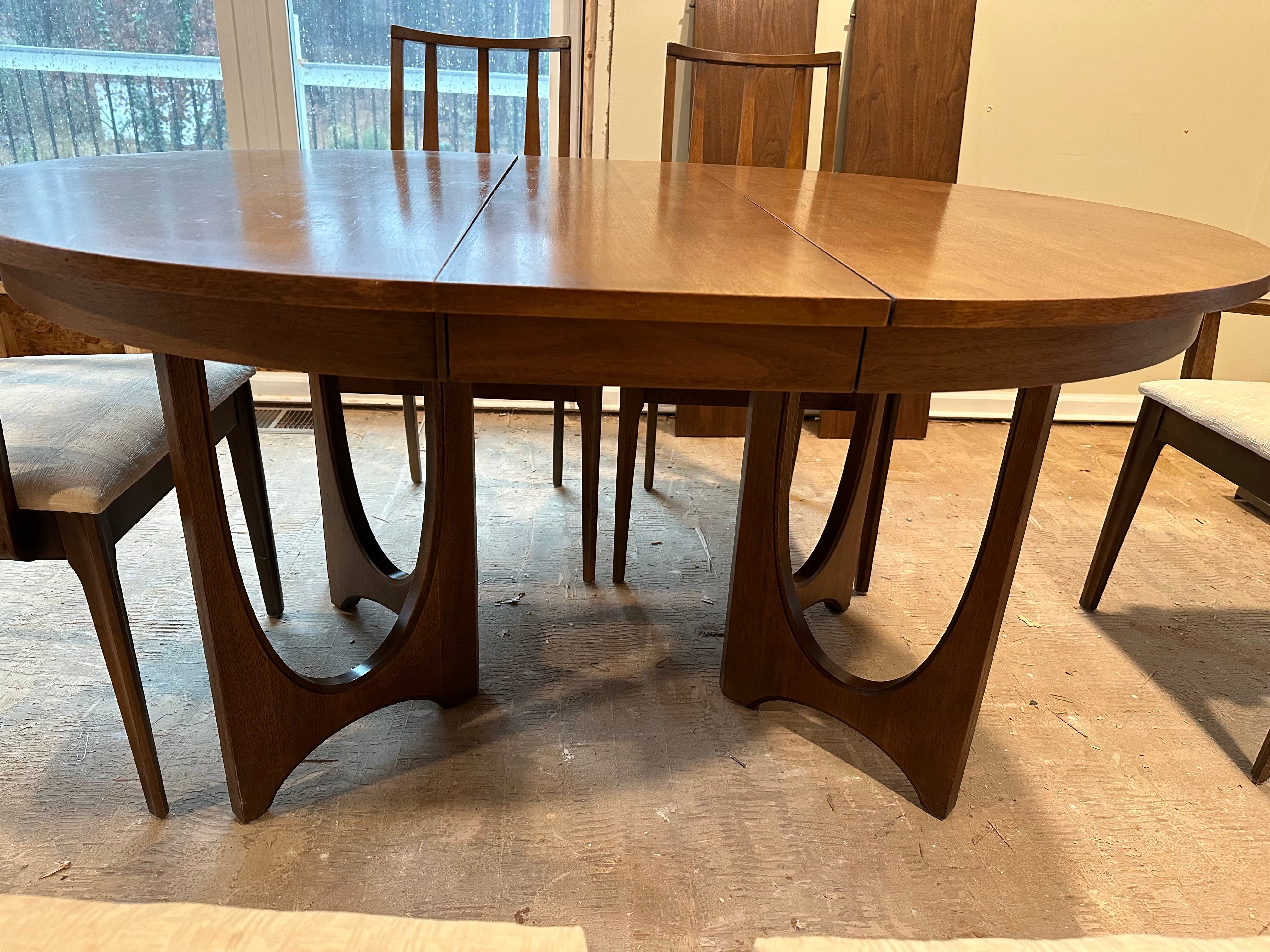 Broyhill Brasília Round Pedestal Dining Table Set with 6 Chairs – New ...